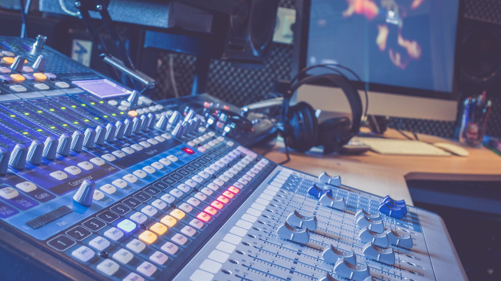 Choosing the Perfect Music Production Desk: A Guide to Aesthetics ...